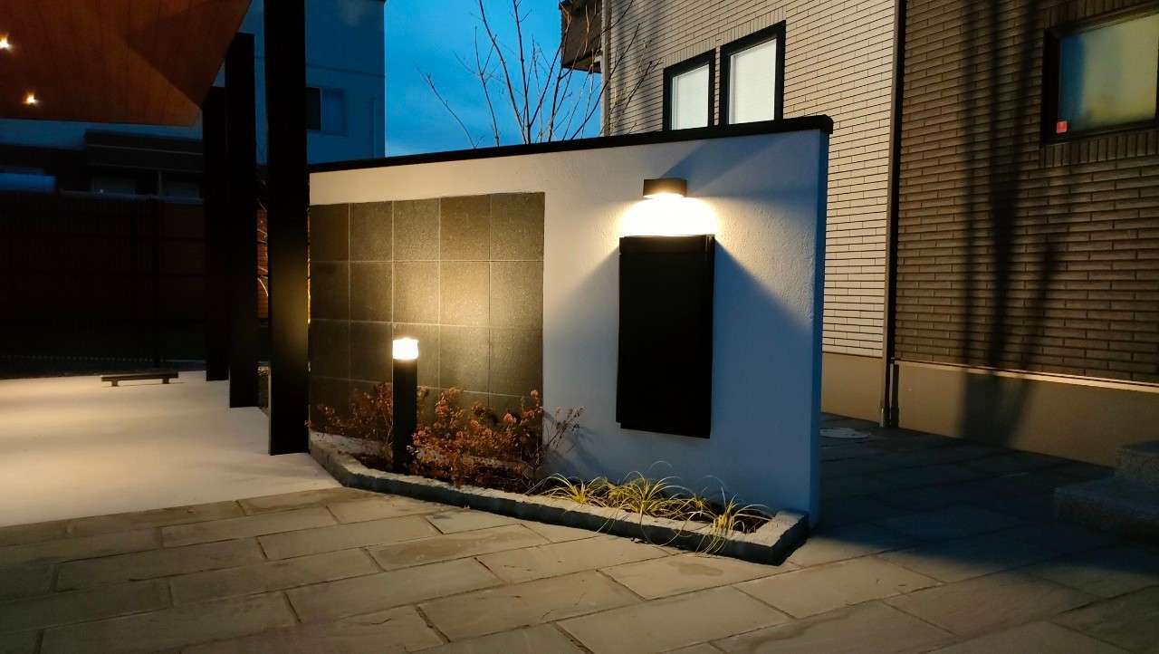 スタイリッシュなカーポートと門柱で高級感のあるモダン外構 - GRACE REY 外構デザイン・リフォーム