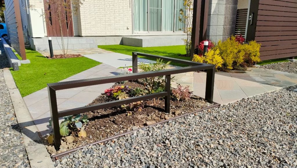 開放的な門回りと適度な目隠しのセミクローズ外構 - GRACE REY 外構デザイン・リフォーム