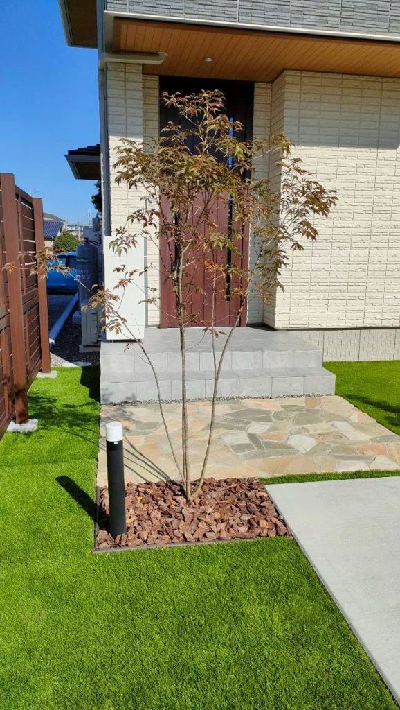 開放的な門回りと適度な目隠しのセミクローズ外構 - GRACE REY 外構デザイン・リフォーム