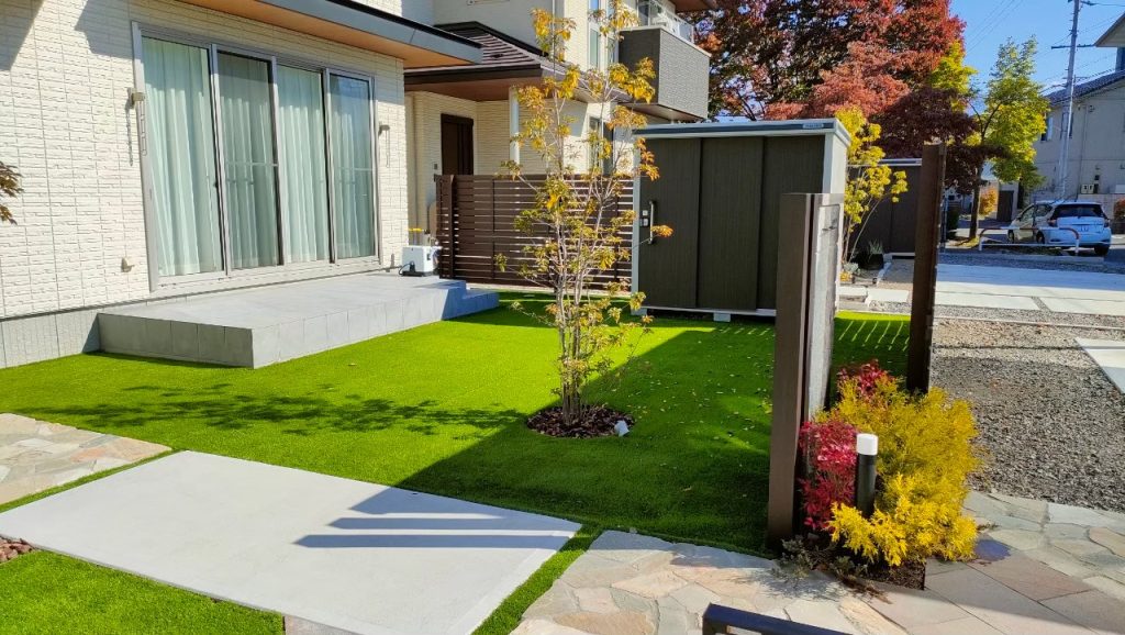 開放的な門回りと適度な目隠しのセミクローズ外構 - GRACE REY 外構デザイン・リフォーム