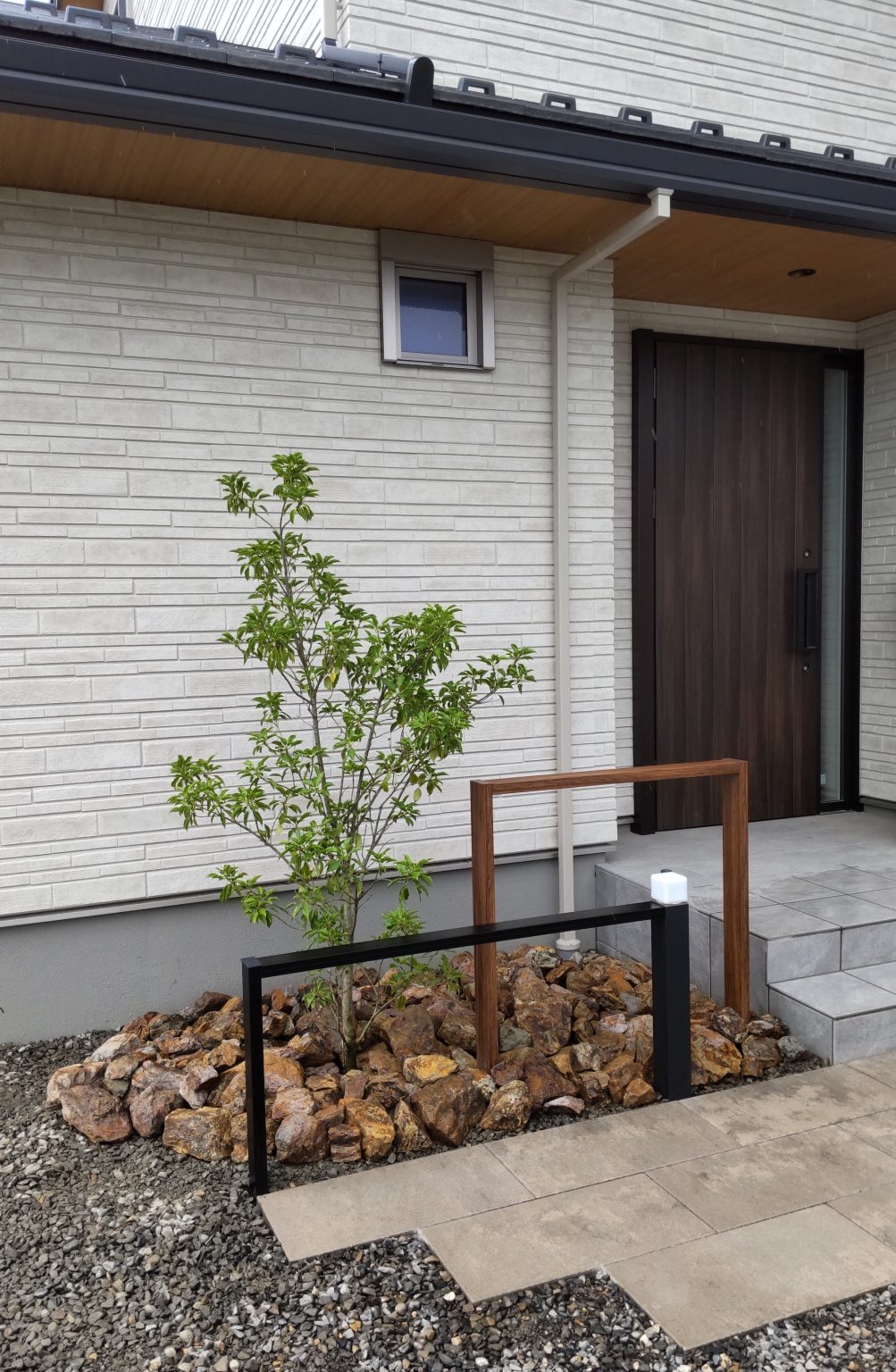 オリジナル制作のエントランスフレームアクセント - GRACE REY 外構デザイン・リフォーム