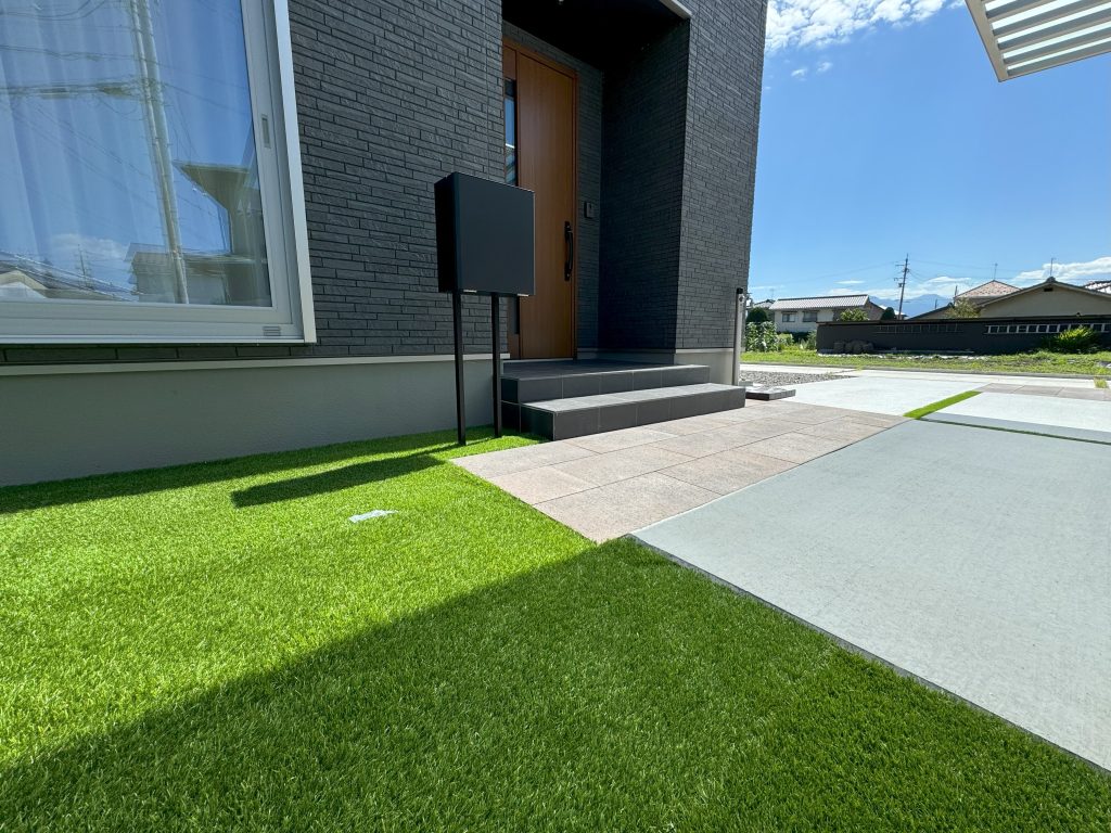 カーポートの梁延長でスタイリッシュな外構に - GRACE REY 外構デザイン・リフォーム